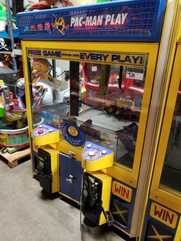 60 PAC-MAN PLAY! DUAL PLUSH CLAW CRANE MACHINE
