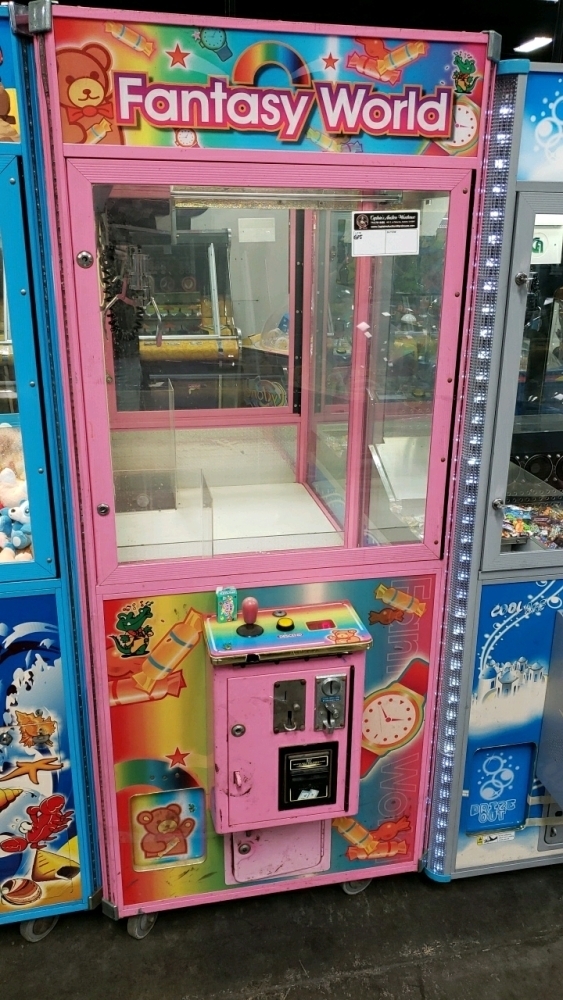 FANTASY WORLD PLUSH CRANE MACHINE