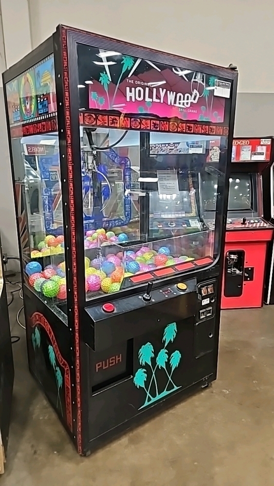 42 HOLLYWOOD PLUSH CLAW CRANE MACHINE