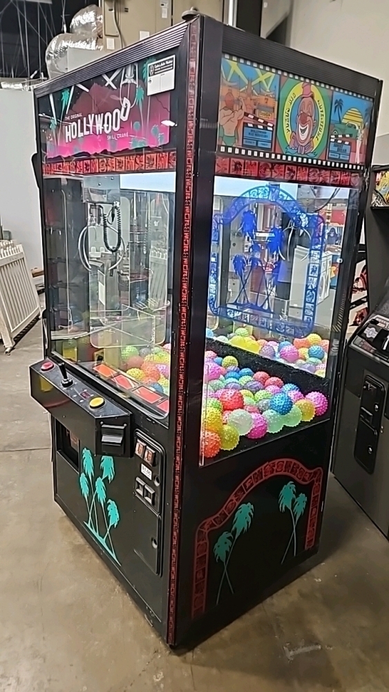 42 HOLLYWOOD PLUSH CLAW CRANE MACHINE