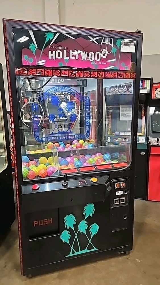 42 HOLLYWOOD PLUSH CLAW CRANE MACHINE