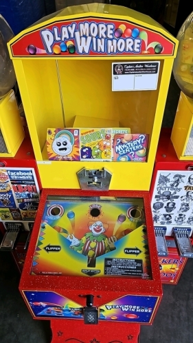 PLAY MORE WIN MORE COMBO CAPSULE VENDING CLOWNS