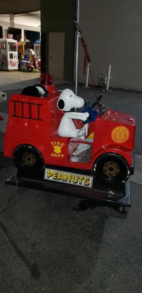 KIDDIE RIDE SNOOPY & PEANUTS FIRE TRUCK RIDER