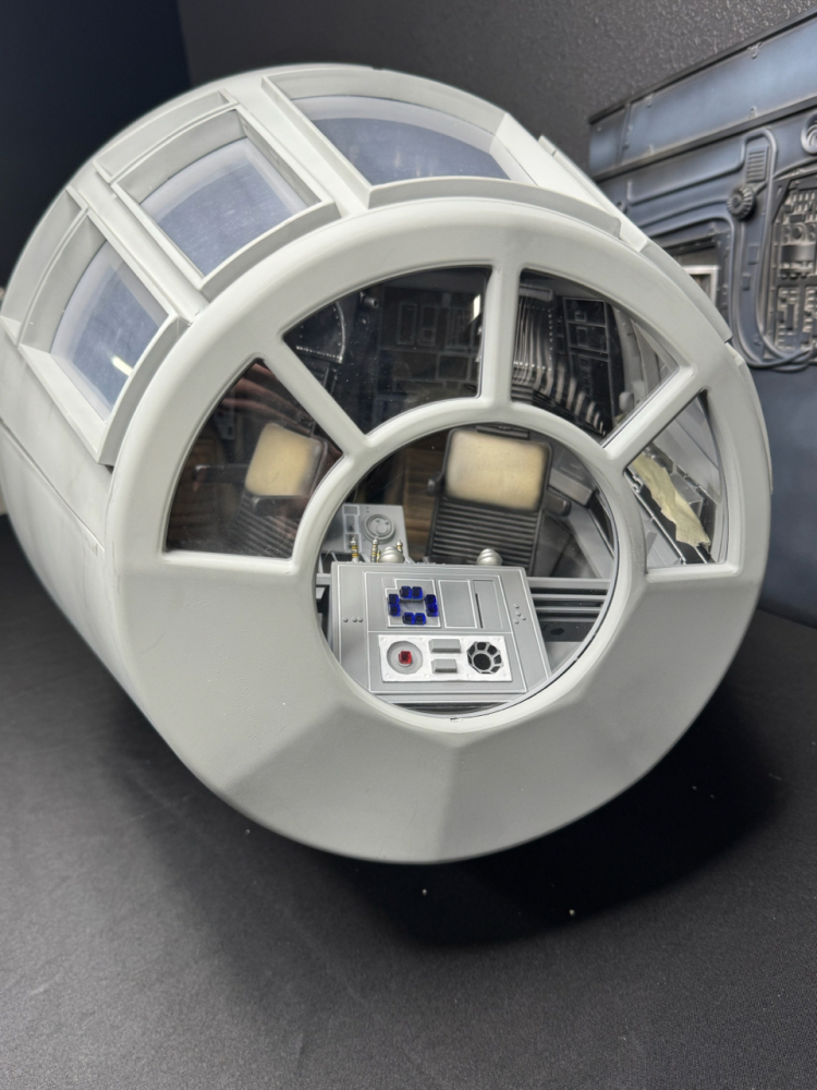 MILLENNIUM FALCON SCALE MODEL COCKPIT