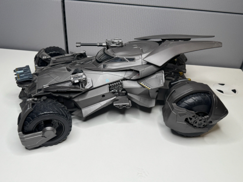 DC COMICS JUSTICE LEAGUE ULTIMATE BATMOBILE VEHICLE
