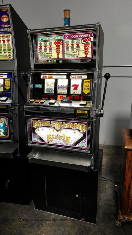 ANTIQUE IGT DOUBLE DIAMOND $1 DELUXE SLOT MACHINE W/STAND