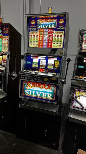 ANTIQUE IGT FLAT TOP $.25 SIERRA SILVER SLOT MACHINE W/STAND