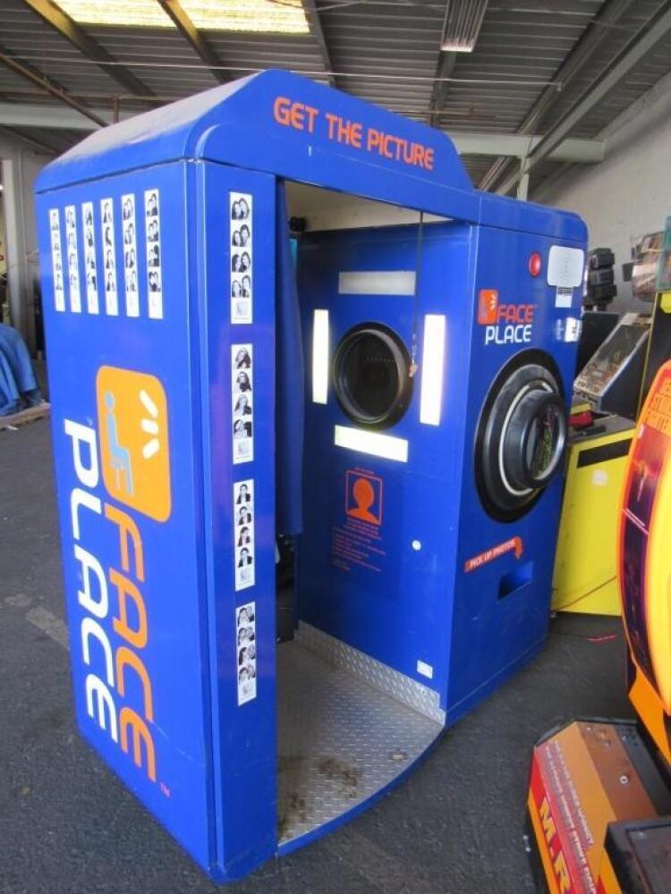 FACE PLACE APPLE PHOTO BOOTH BIG BLUE CAB
