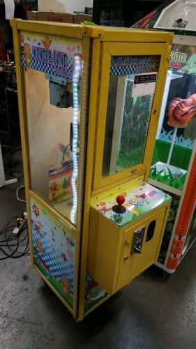 WONDERLAND MINI CANDY CLAW CRANE MACHINE